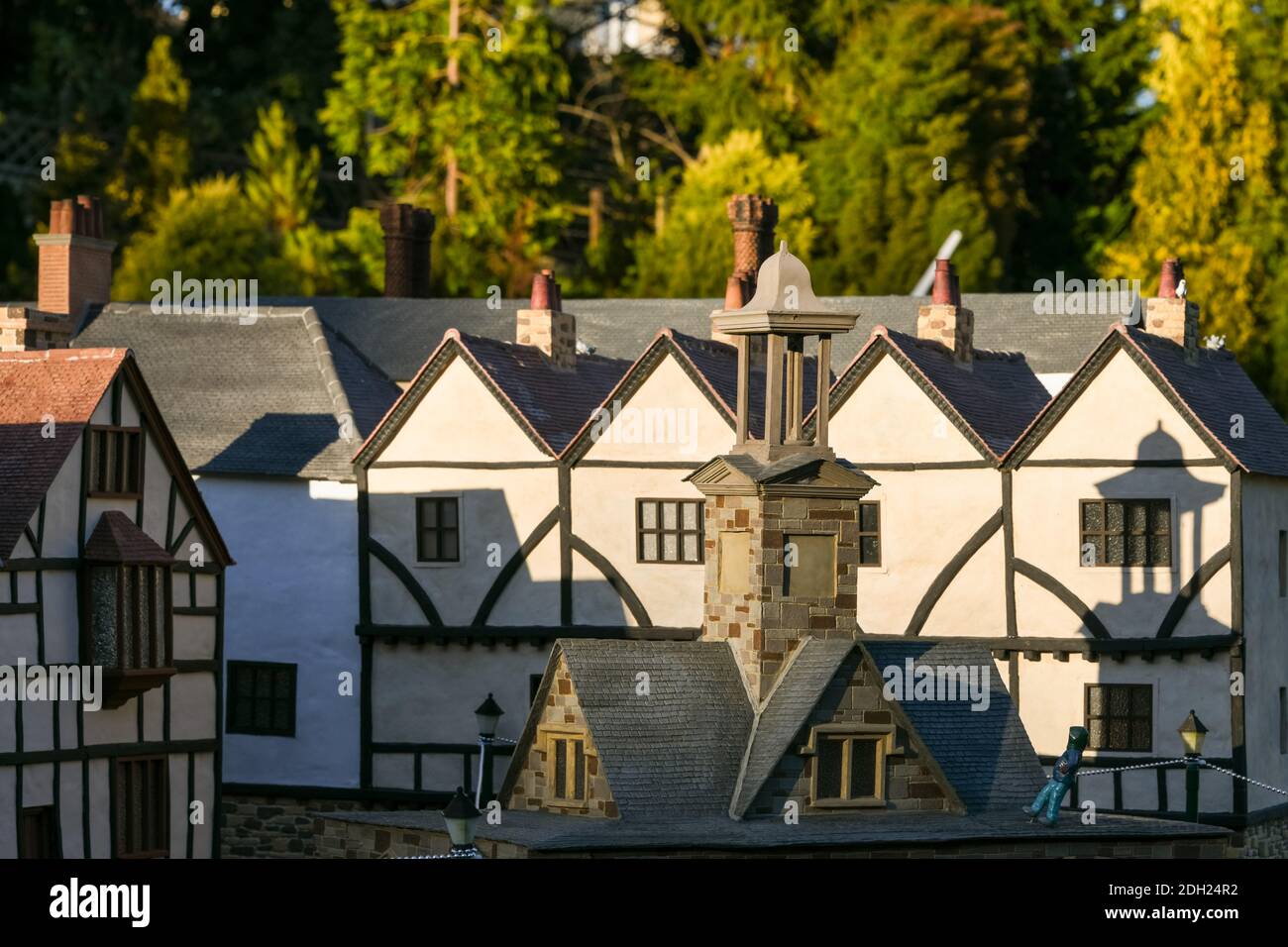 Village devon tudor hi-res stock photography and images - Alamy