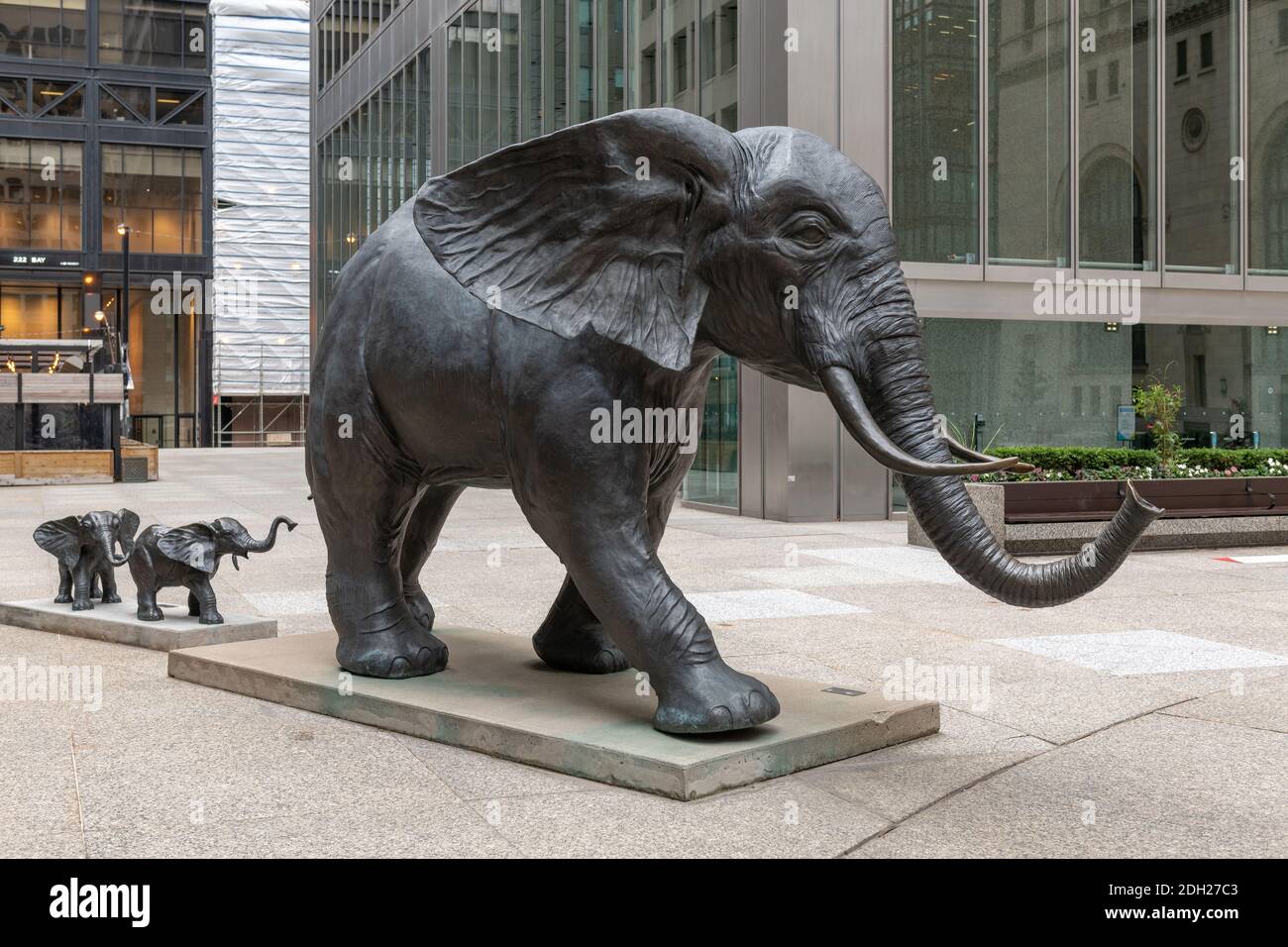 Statue sculpture bronze elephant hi-res stock photography and images ...