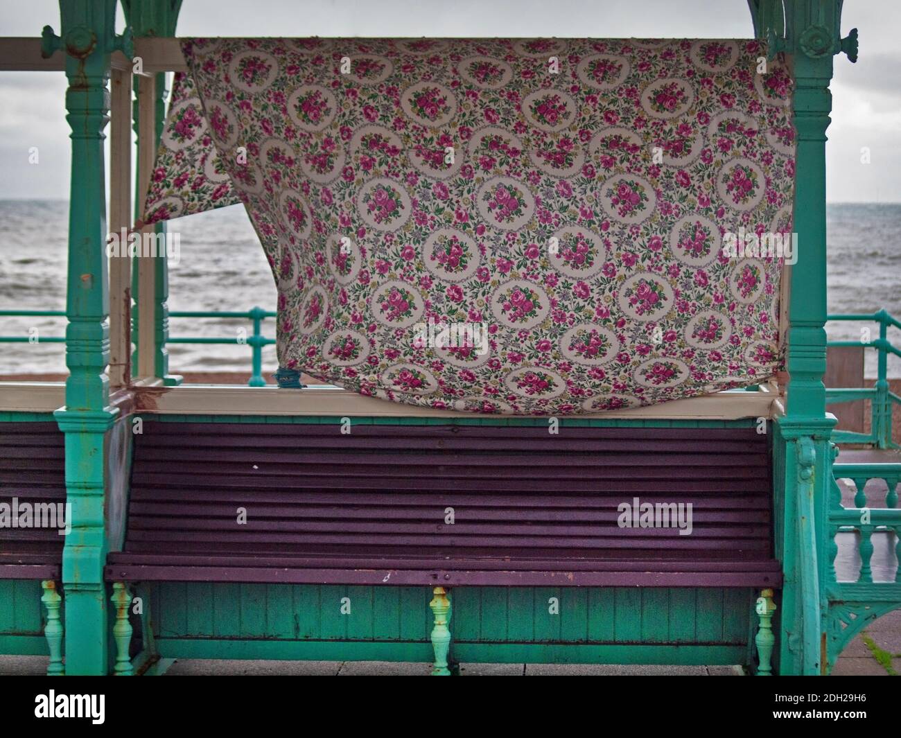 Brighton seafront seating hi-res stock photography and images - Alamy