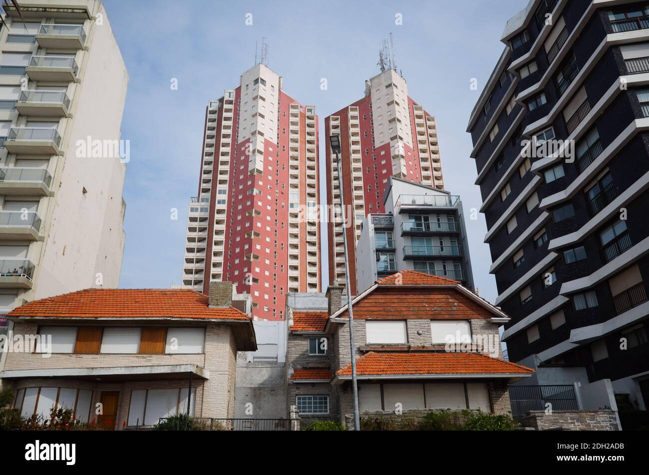 Old low rise apartment building hi-res stock photography and images - Alamy