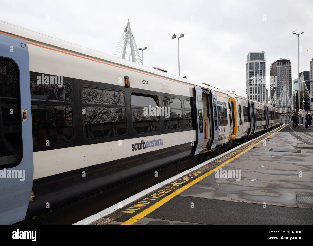 Southeastern train at a platform in Charing Cross Railway Station ...