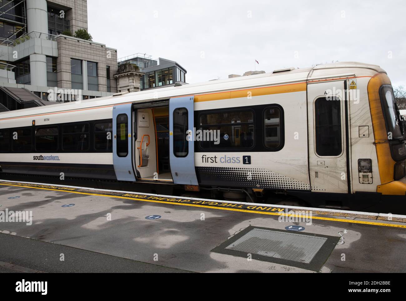 Southeastern train at a platform in Charing Cross Railway Station ...
