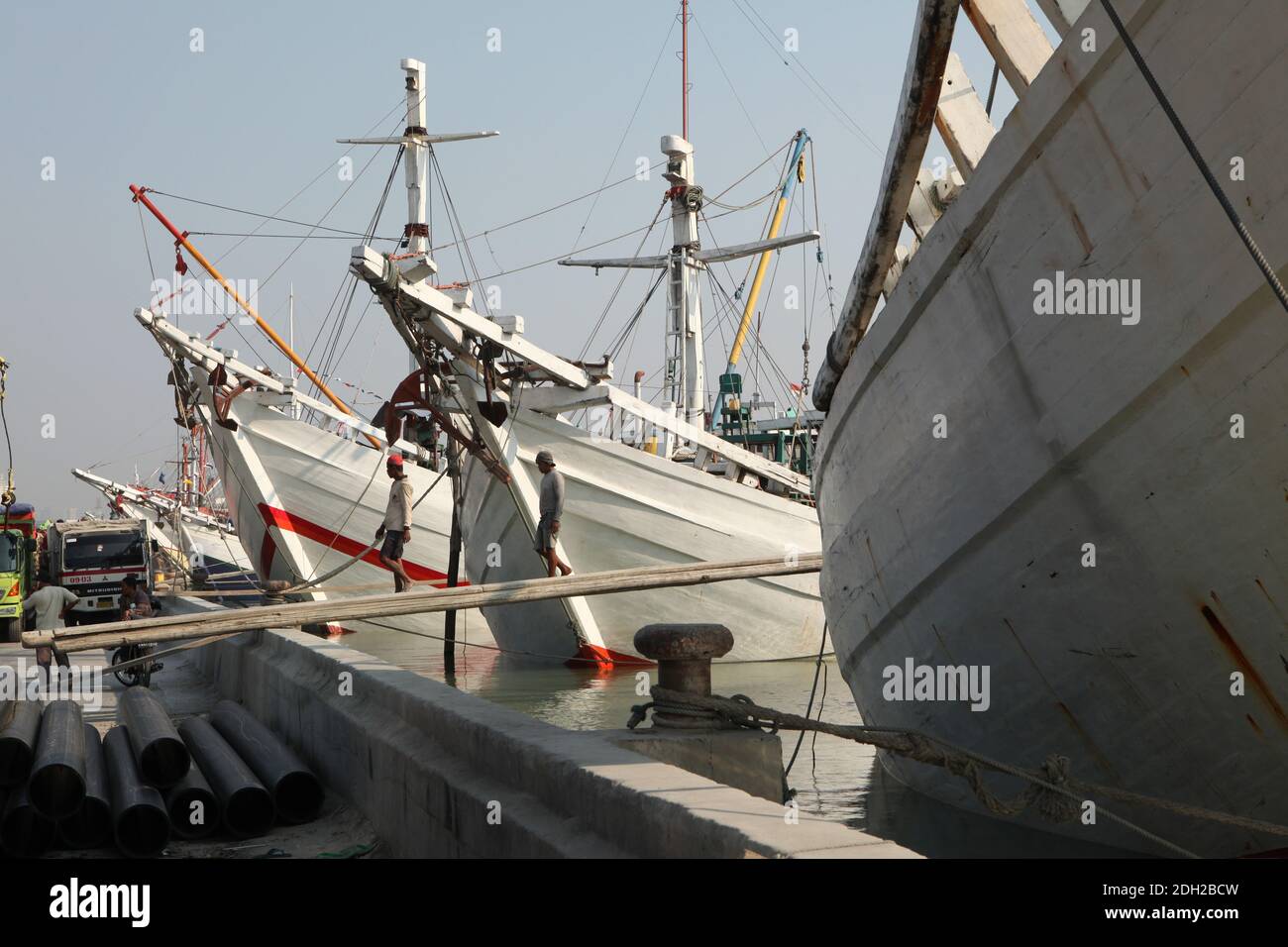 Boats sunda kelapa ancient sea hi-res stock photography and images - Alamy