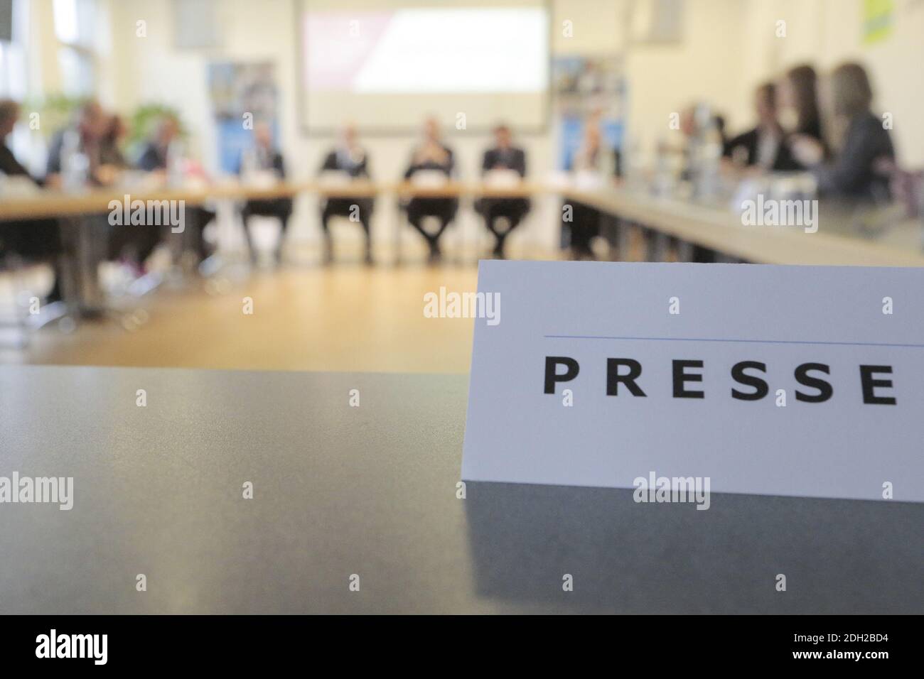 Press conference table hi-res stock photography and images - Alamy