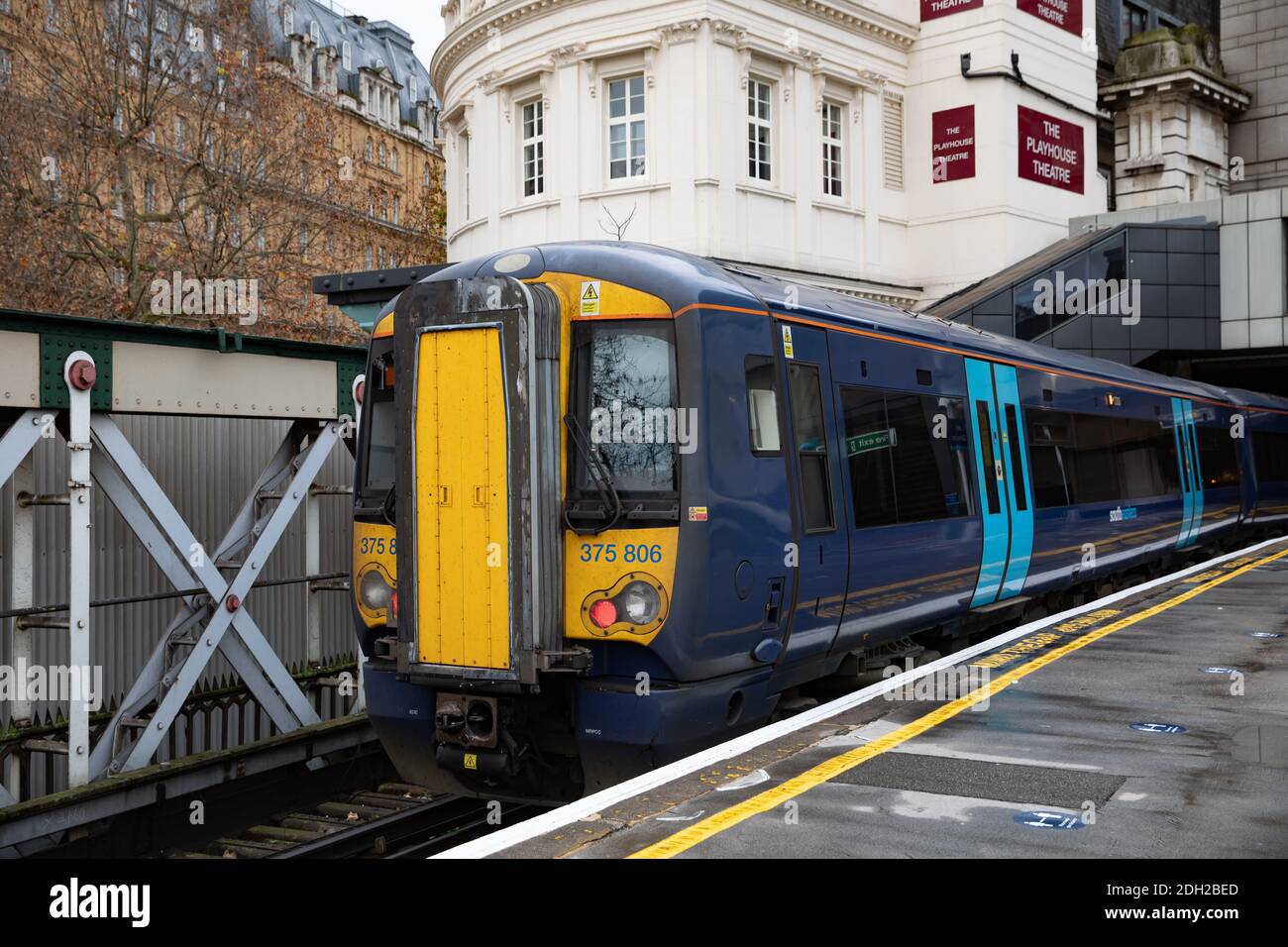 Southeastern train at a platform in Charing Cross Railway Station ...