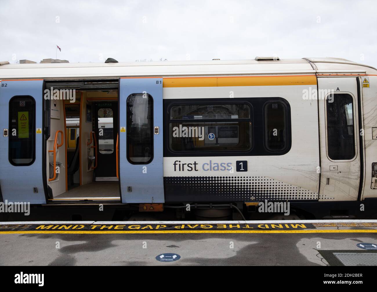 Southeastern train at a platform in Charing Cross Railway Station ...