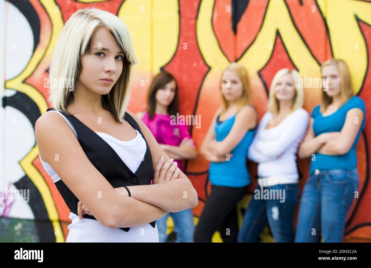 Mädchen mobben einander auf dem Schulhof, MR: Yes Stock Photo - Alamy