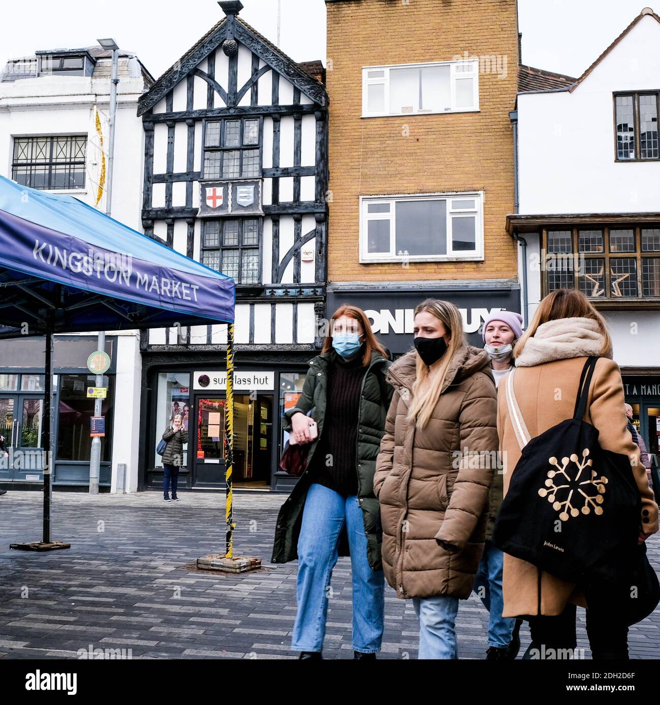 Girls wearing masks hi-res stock photography and images - Alamy