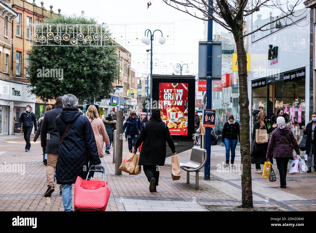 High street shops and shoppers hi-res stock photography and images - Alamy