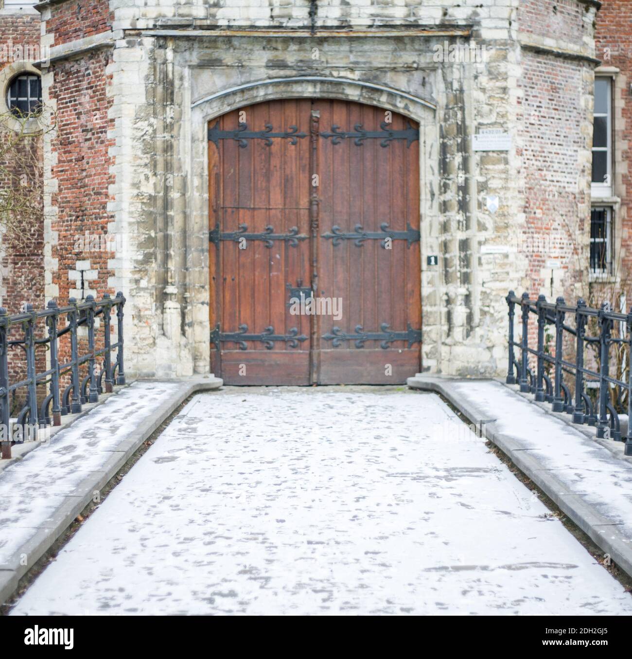 Entrance gate of a castle Stock Photo - Alamy