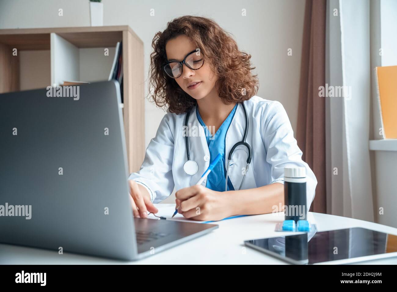 Doctor call center hi-res stock photography and images - Alamy