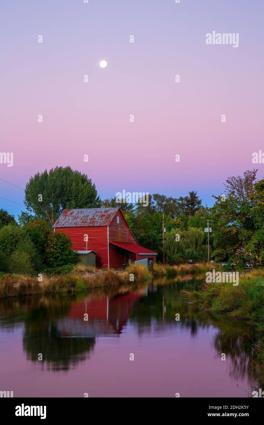 Barn reflection dawn in Stayton Canal, Riverside Park, Stayton, Oregon ...