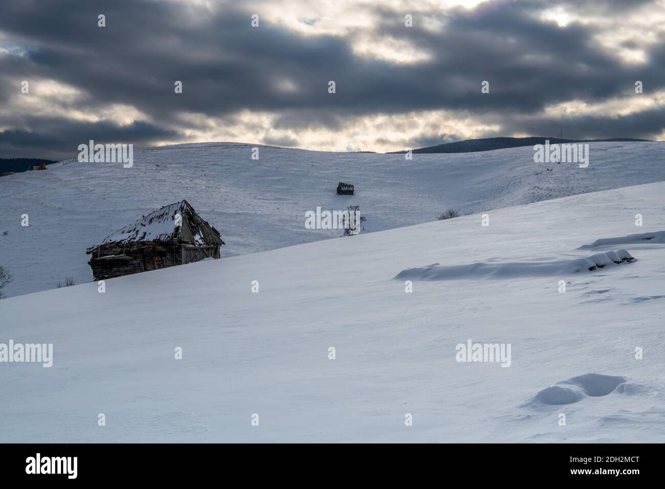 Old abandoned house in snow hi-res stock photography and images - Alamy