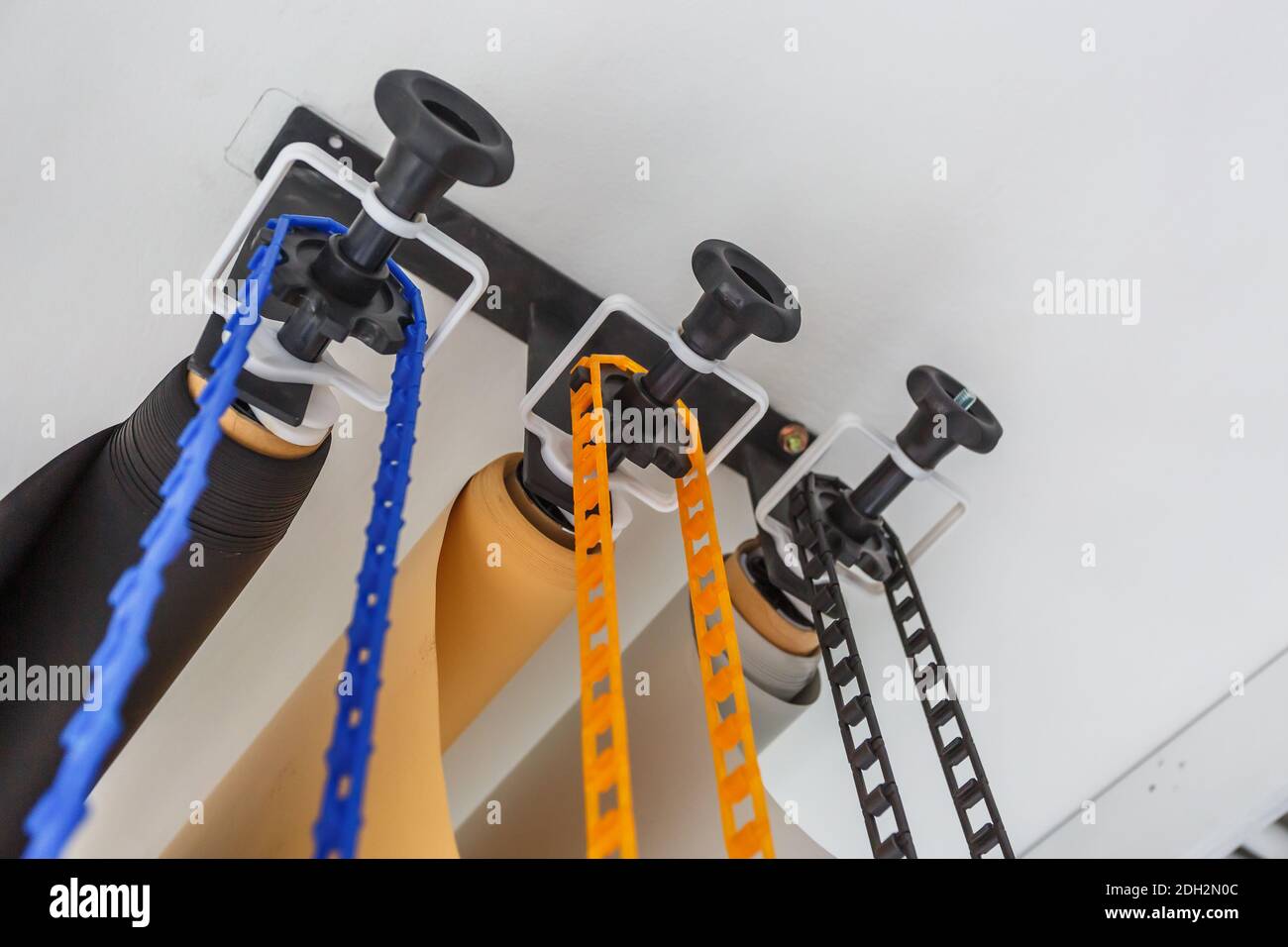 mounting manual support system for photo backdrops in modern studio ...