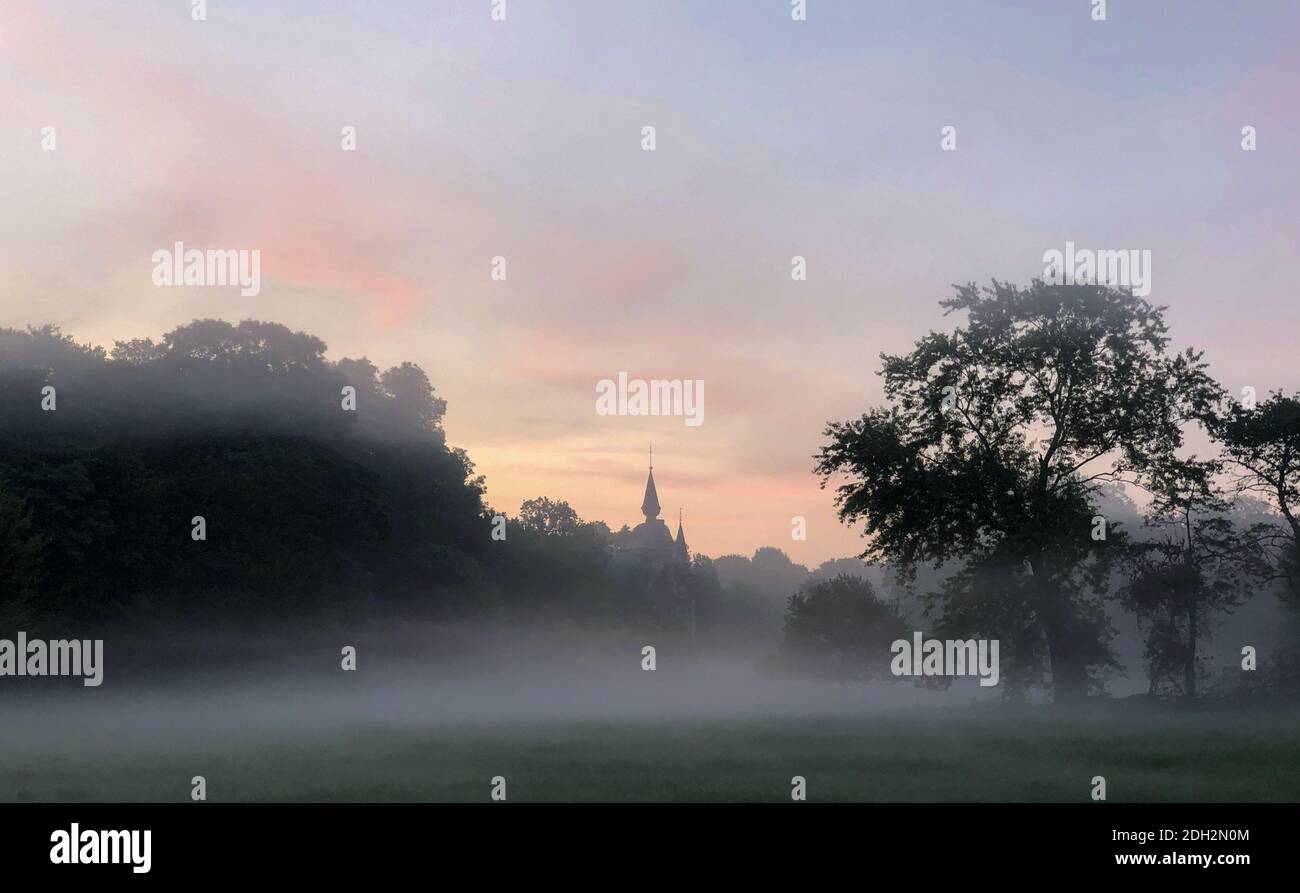 Mist over a castle hi-res stock photography and images - Alamy