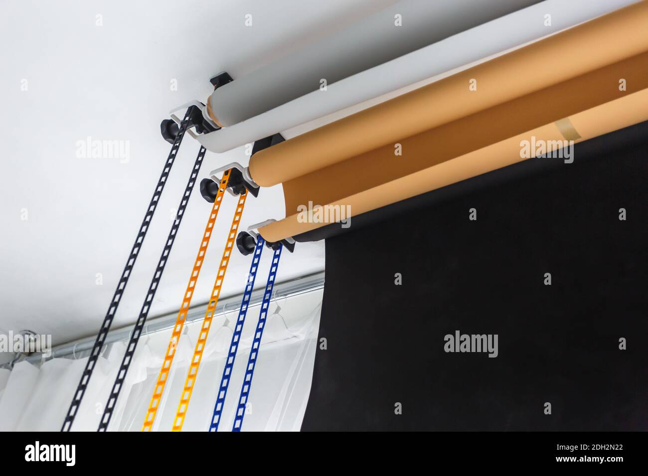 mounting manual support system for photo backdrops in modern studio ...