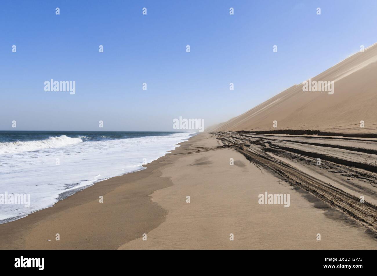 Sandstorm on the Skeleton Coast, dunes to the Atlantic Ocean, Namib ...