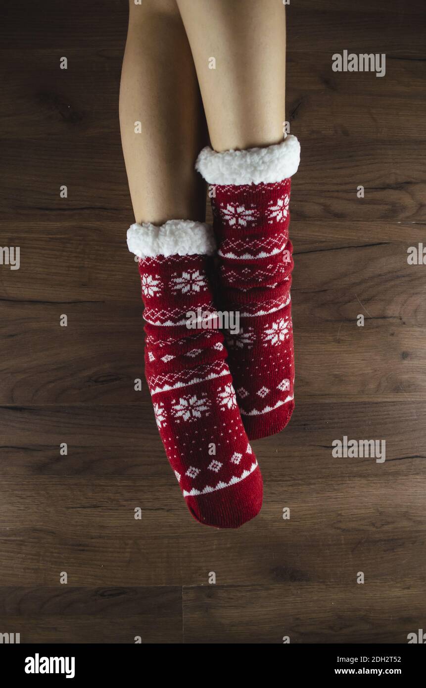 Female crossed legs feet brown hi-res stock photography and images - Alamy