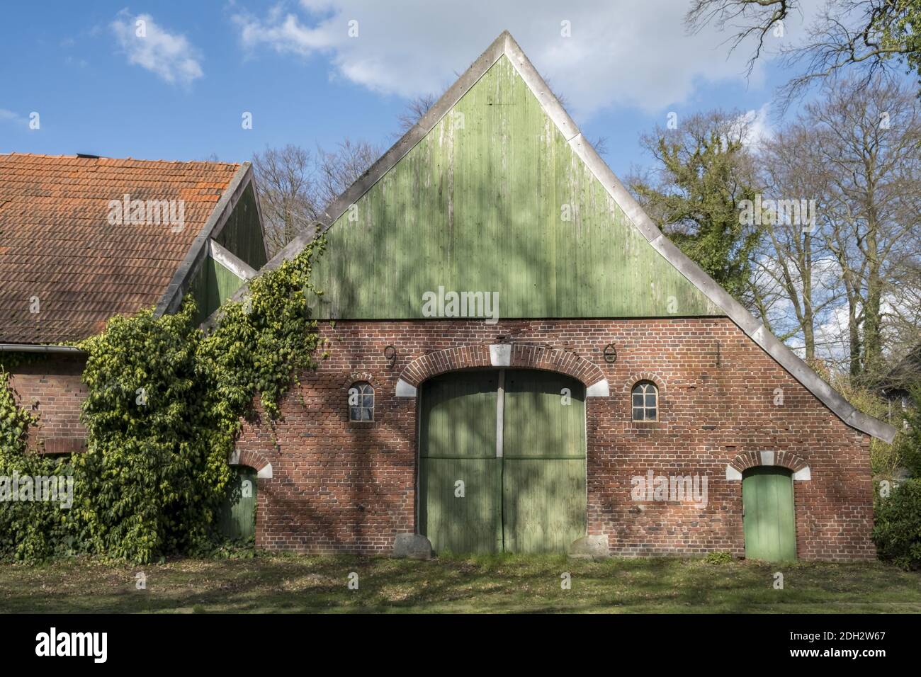 Old barn building Stock Photo - Alamy