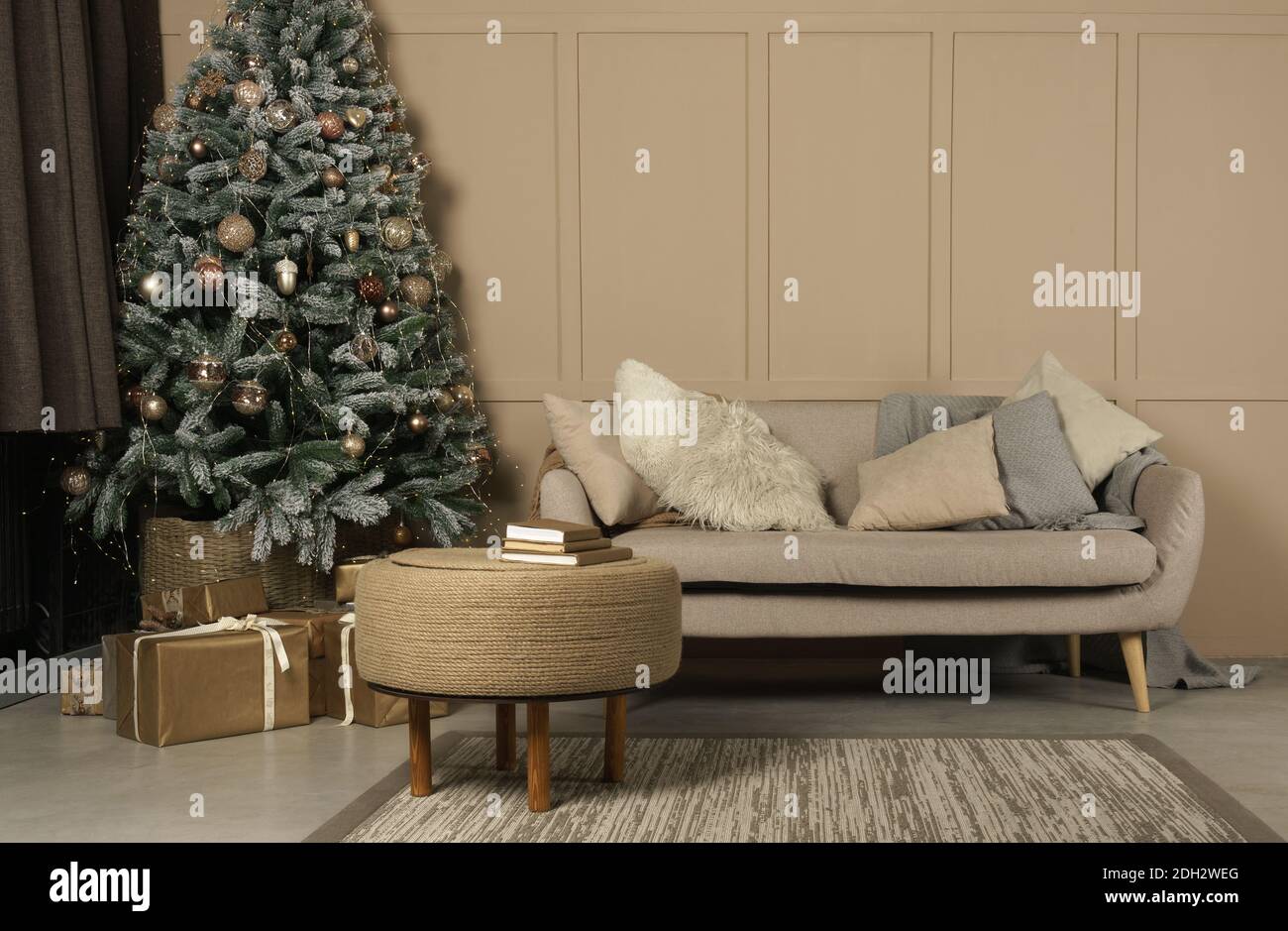 Interior modern house christmas tree hi-res stock photography and ...