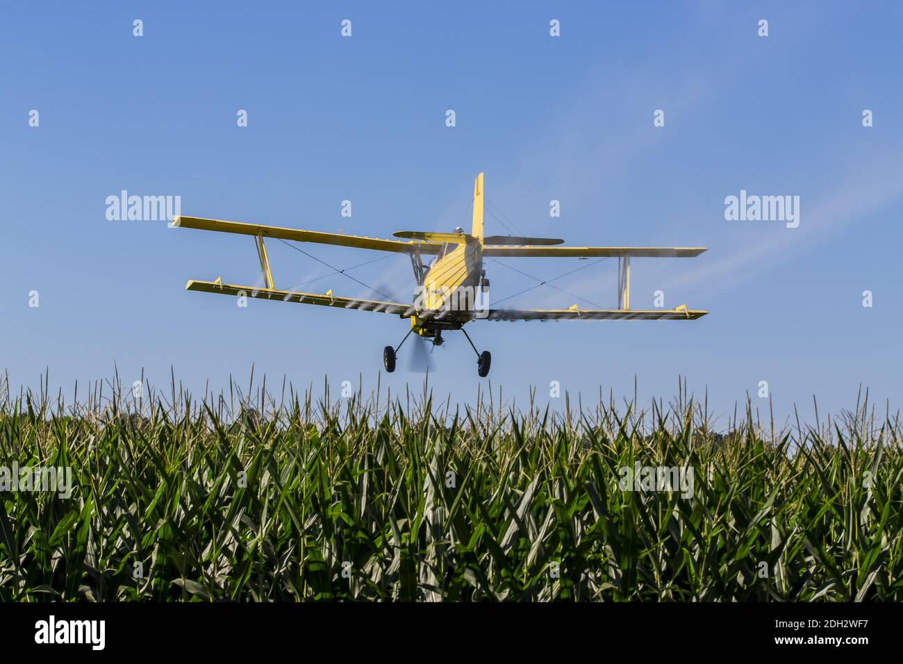 Crop dusting aircraft spraying hi-res stock photography and images - Alamy
