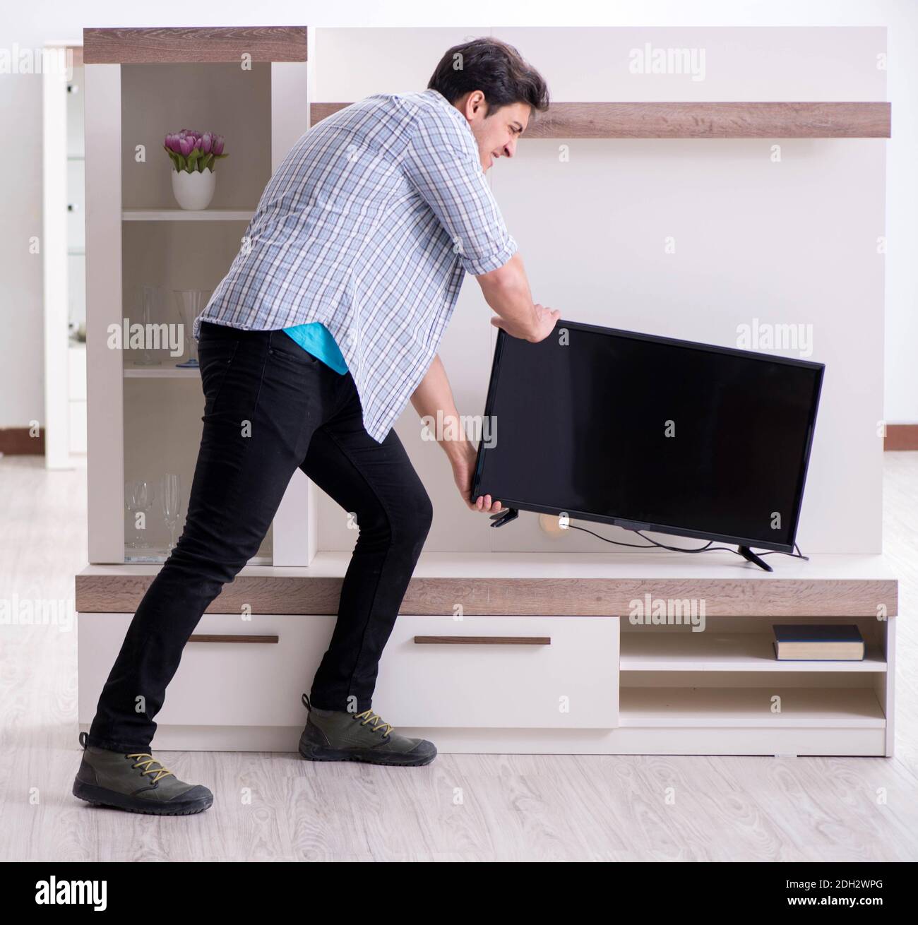 Man trying to fix broken tv Stock Photo - Alamy Man trying to fix broken tv Stock Photo - Alamy
