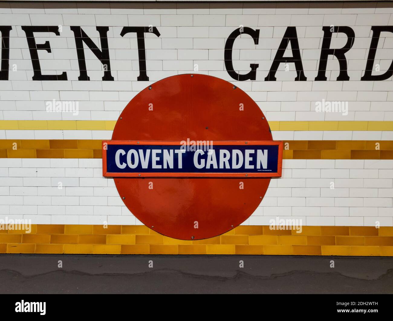 London underground platform sign hi-res stock photography and images ...