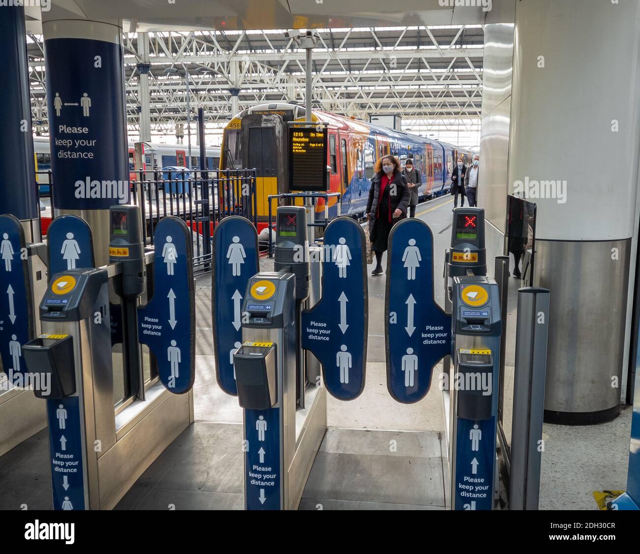 The ticket barrier and platform of Waterloo railway station Stock Photo ...