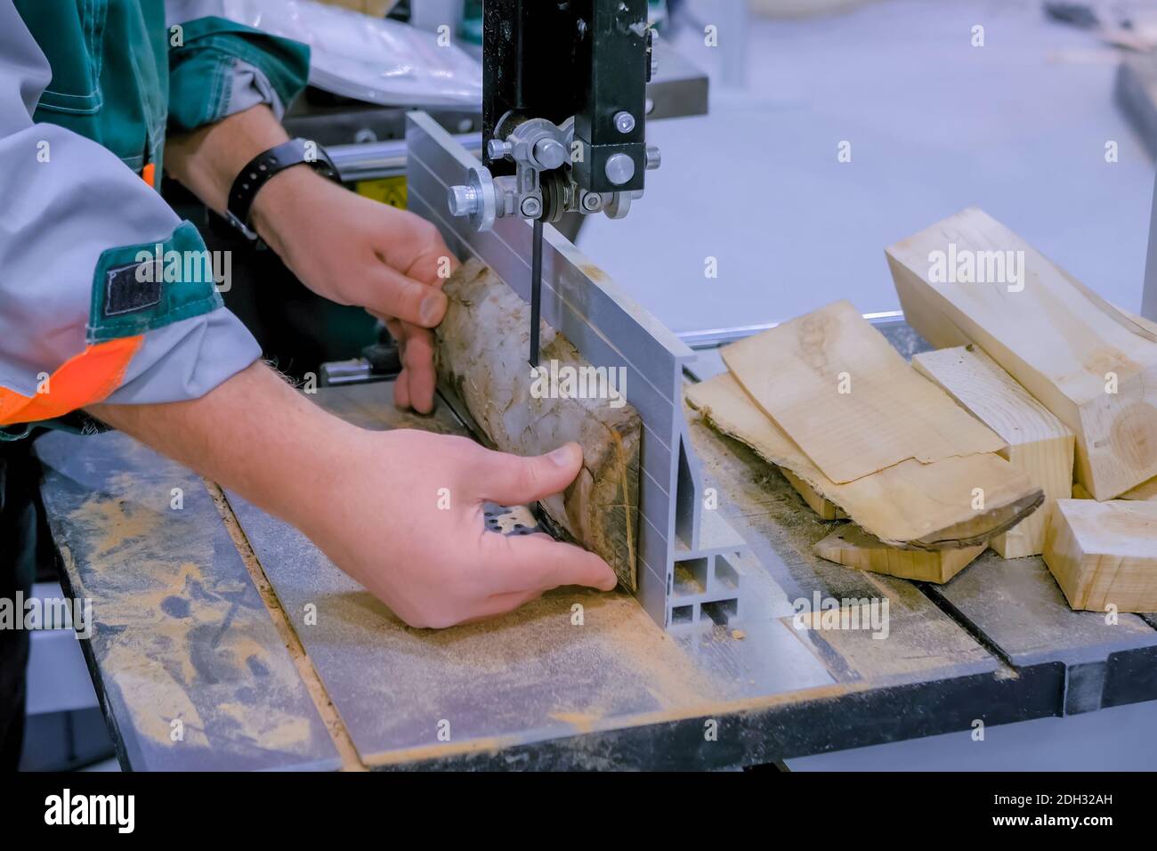Man using band saw hi-res stock photography and images - Alamy