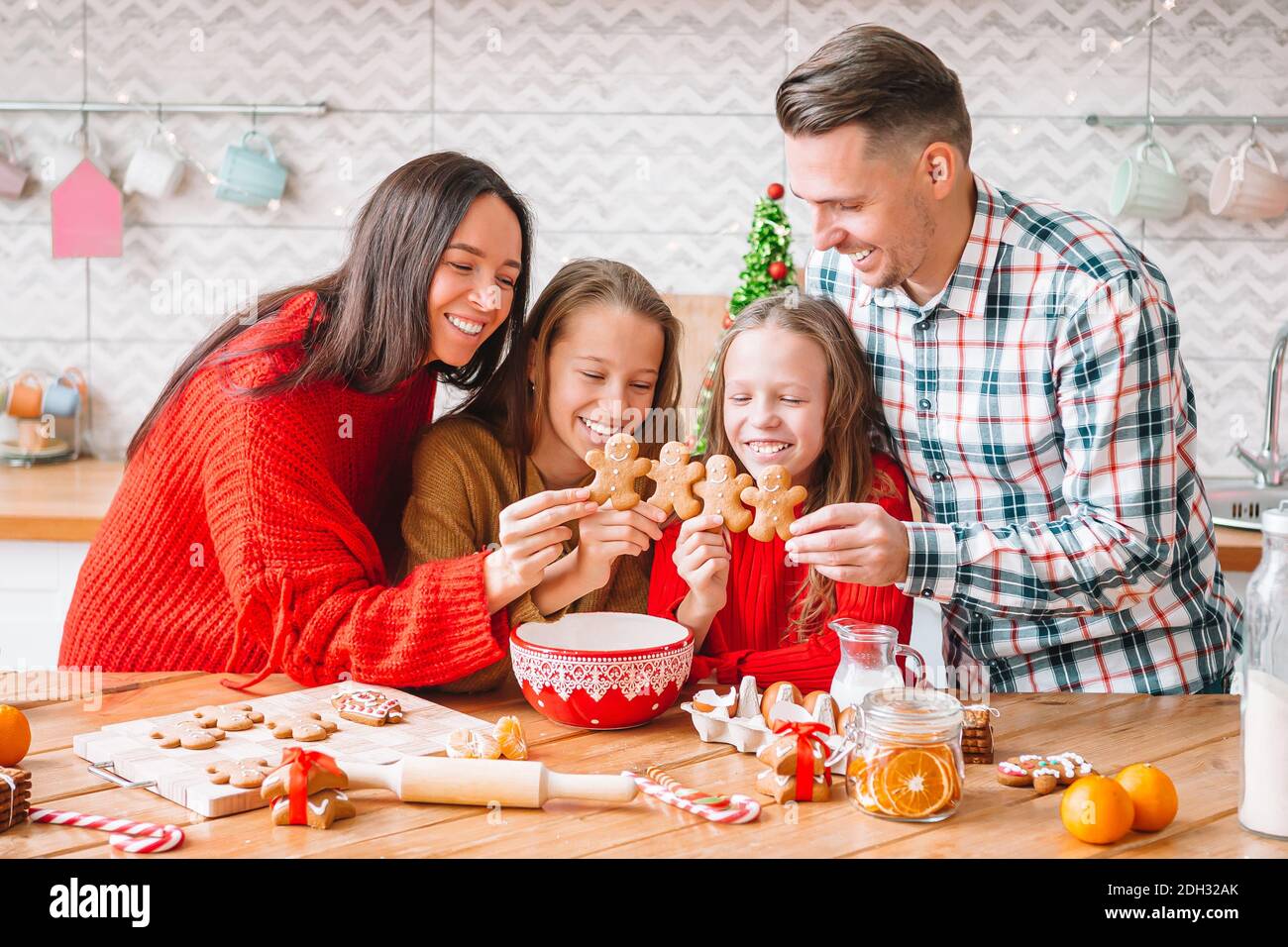 Happy family bake cookies for Christmas Stock Photo - Alamy