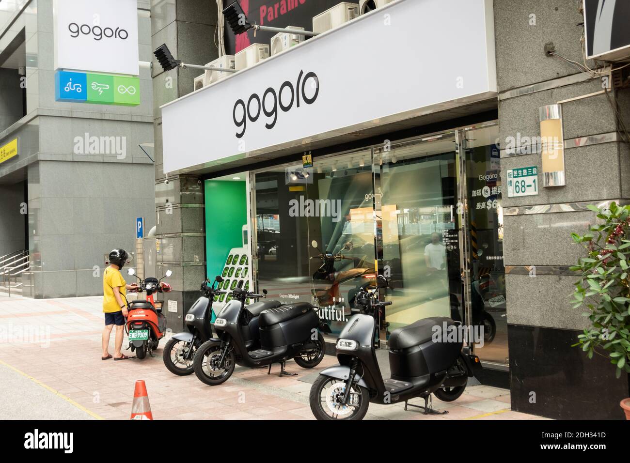 Taiwan scooter store hi-res stock photography and images - Alamy