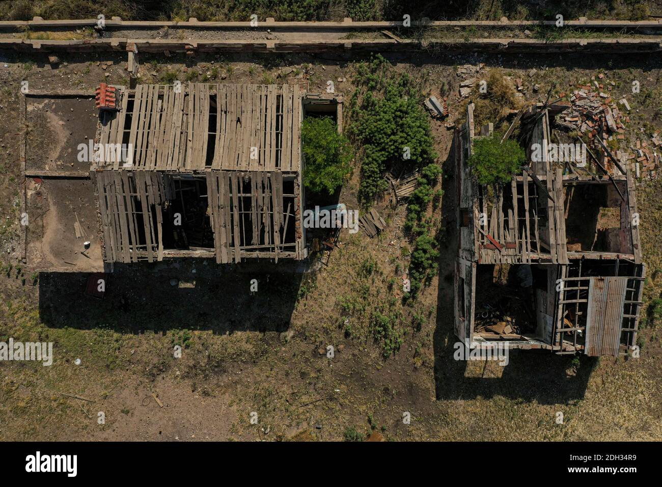 Vacant lot trash hi-res stock photography and images - Alamy