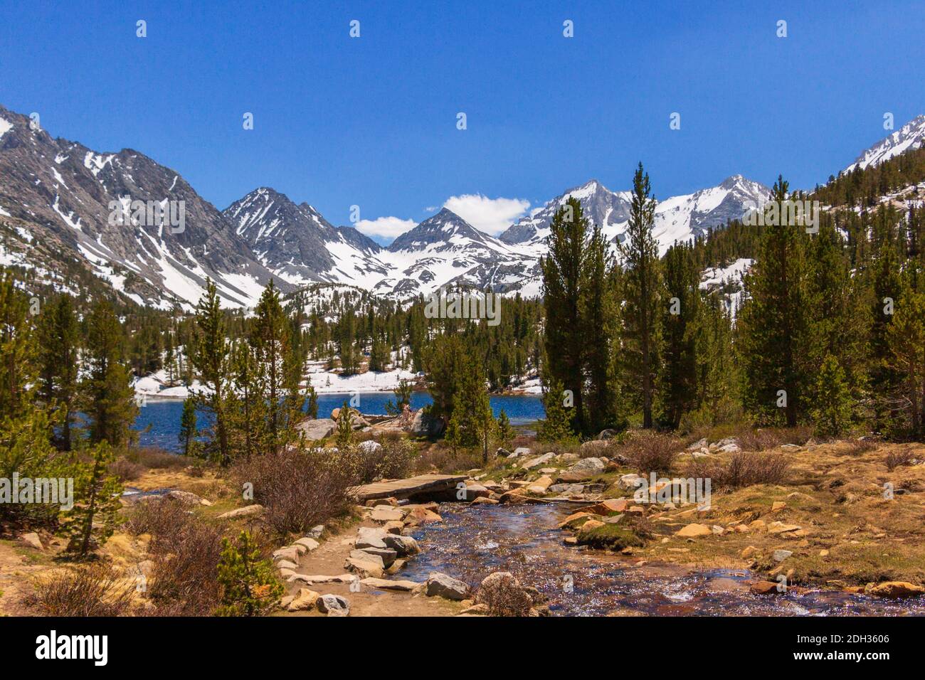 Mountains and a lake in the eastern Sierra Nevada Stock Photo - Alamy