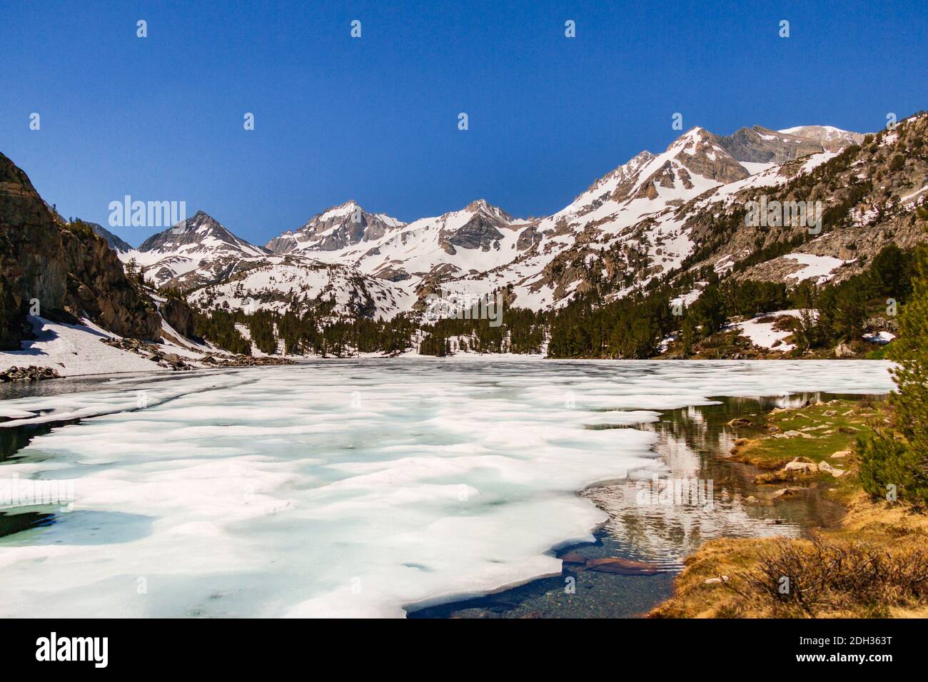 Mountains and a lake in the eastern Sierra Nevada Stock Photo - Alamy