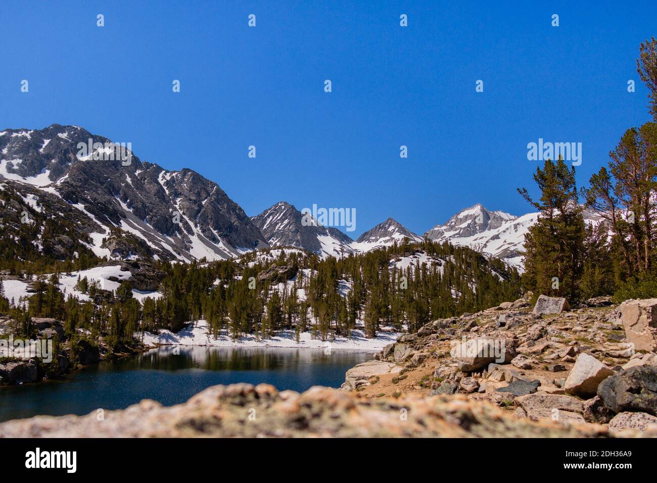 Mountains and a lake in the eastern Sierra Nevada Stock Photo - Alamy