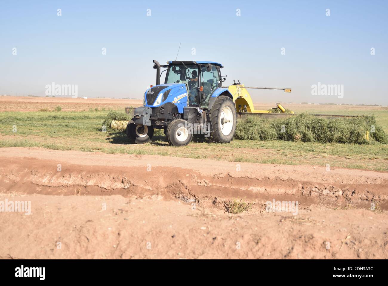 Buckeye, AZ. U.S.A. 10/14/2020. New Holland T6, 175 tractor towing ROC ...
