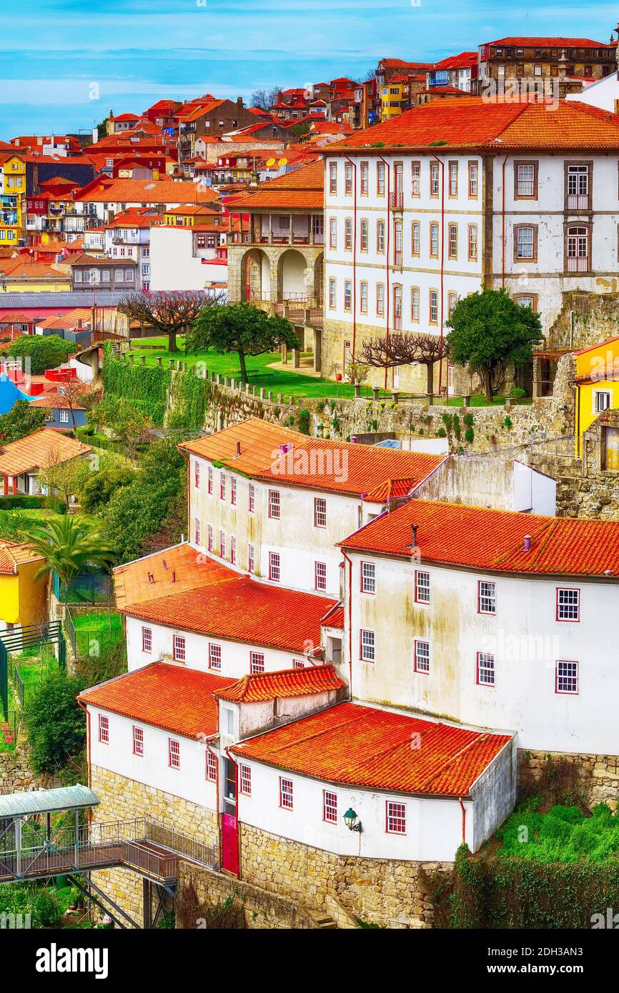 View old traditional houses hi-res stock photography and images - Alamy