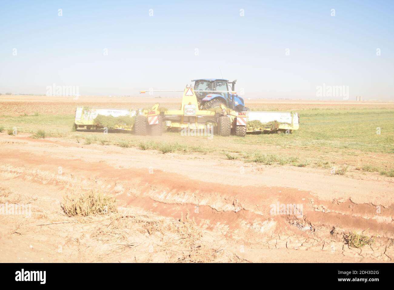 Buckeye, AZ. U.S.A. 10/14/2020. New Holland T6, 175 tractor towing ROC ...