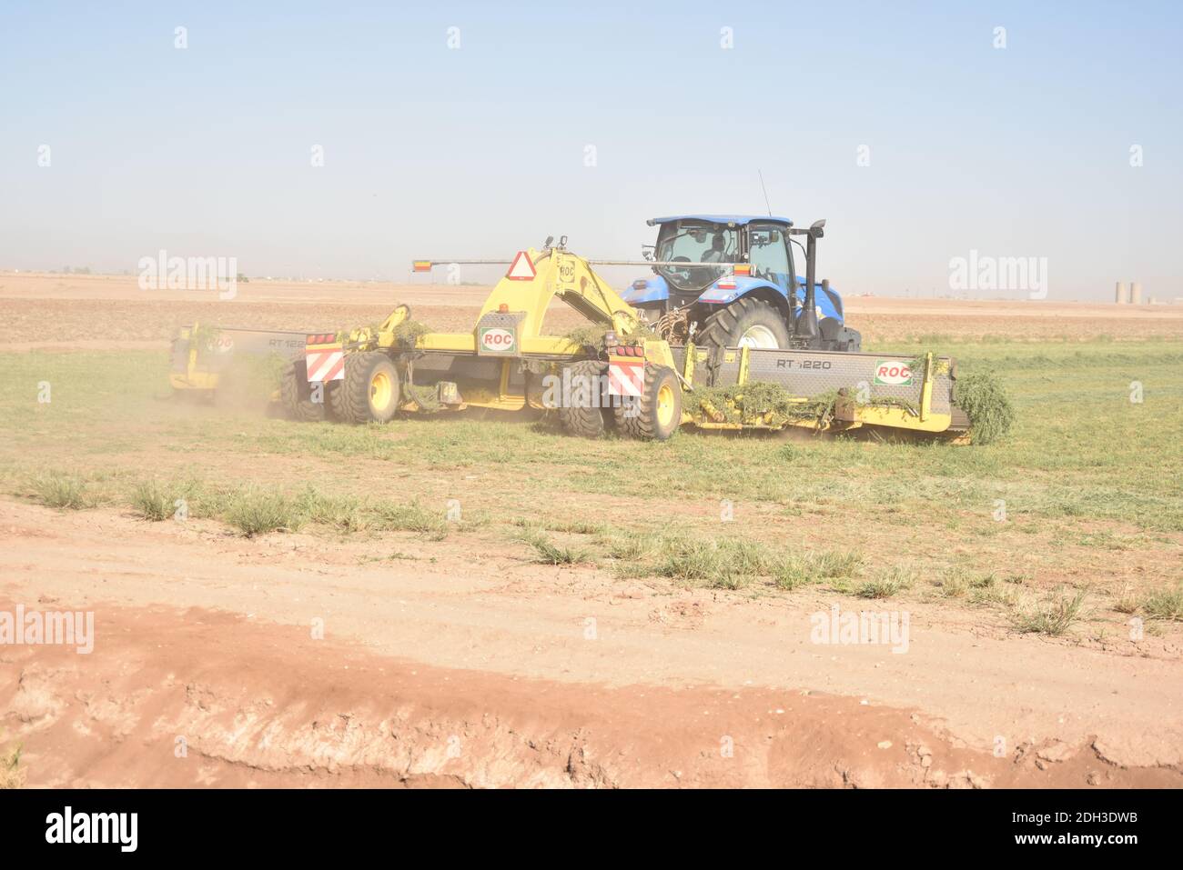 Buckeye, AZ. U.S.A. 10/14/2020. New Holland T6, 175 tractor towing ROC ...