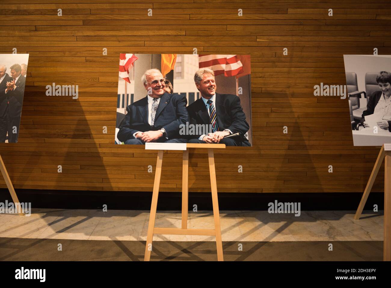Portrait of Helmut Kohl with Bill Clinton at the European Ceremony of ...