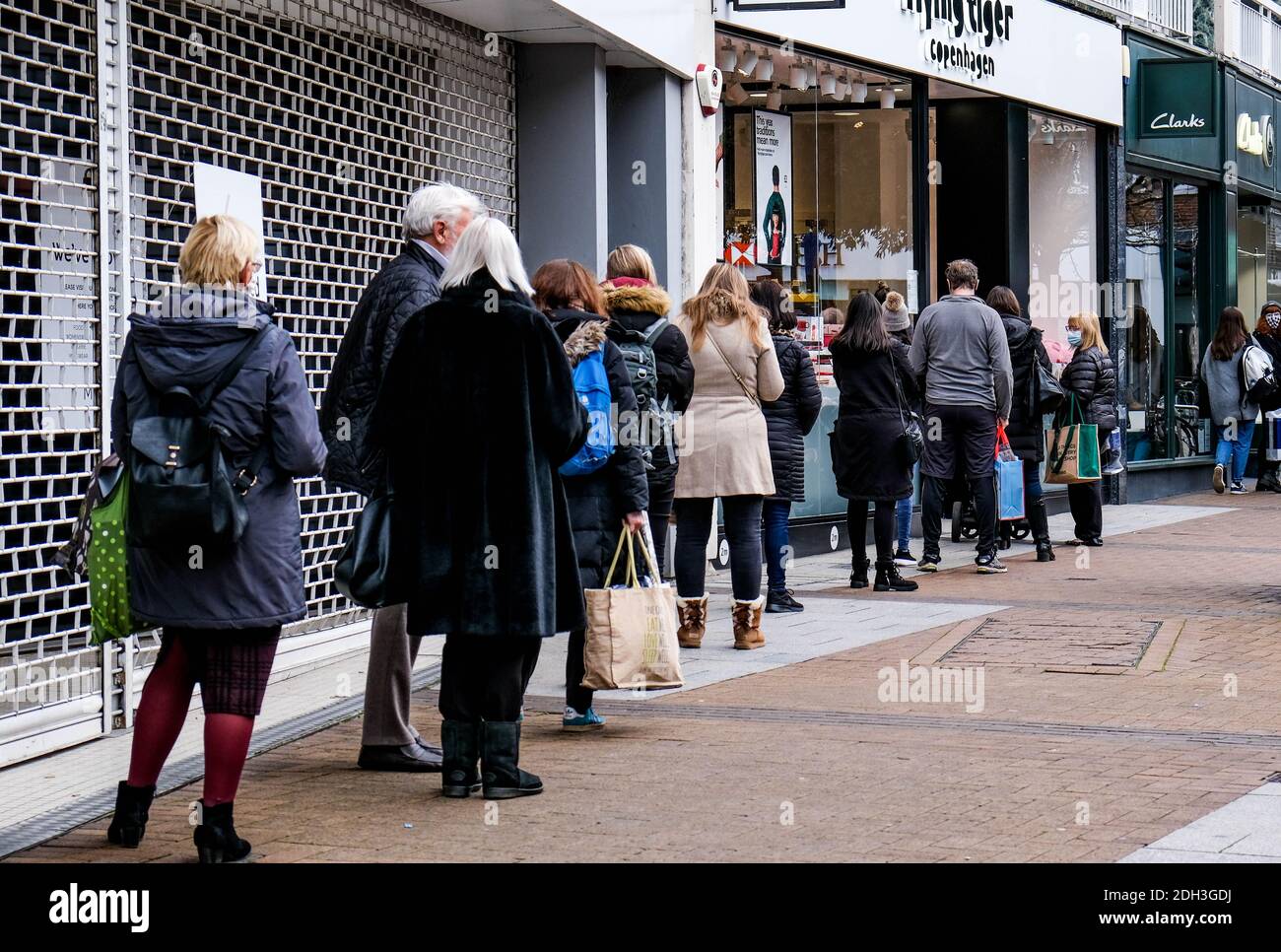 Waiting shoppers hi-res stock photography and images - Alamy
