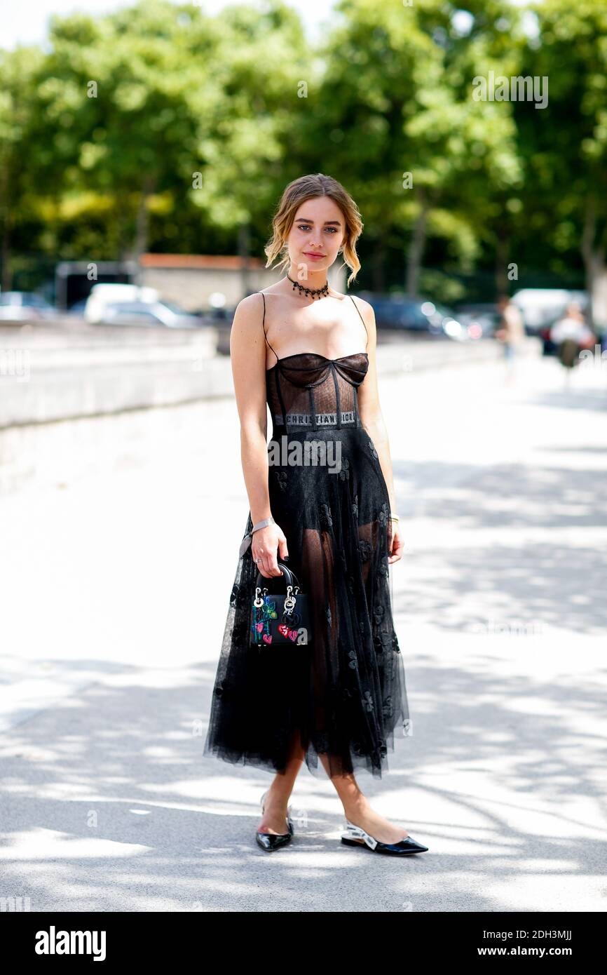 Street style, Sonya Esman arriving at Dior Fall-Winter 2017-2018 Haute ...