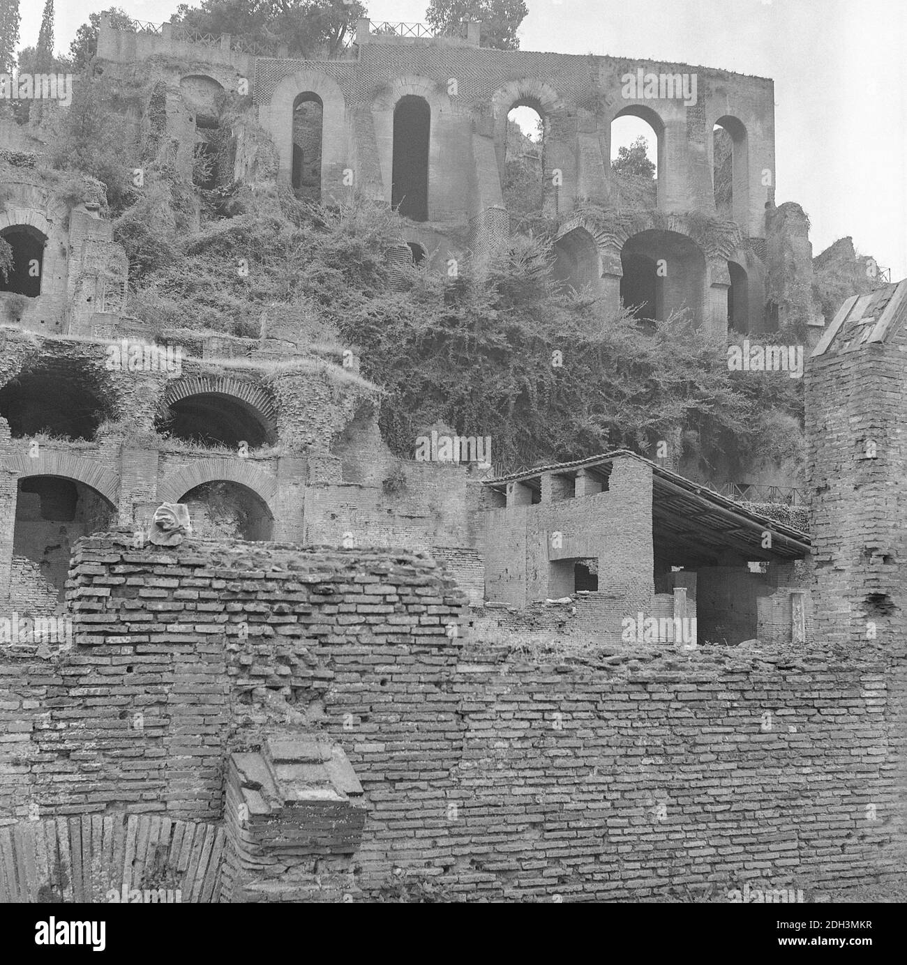 Ruins in rome roman Black and White Stock Photos & Images - Alamy