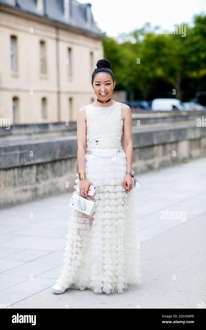 Street Style Blogger Yuwei Zhangzou Yuyu Fashion Book Arriving At