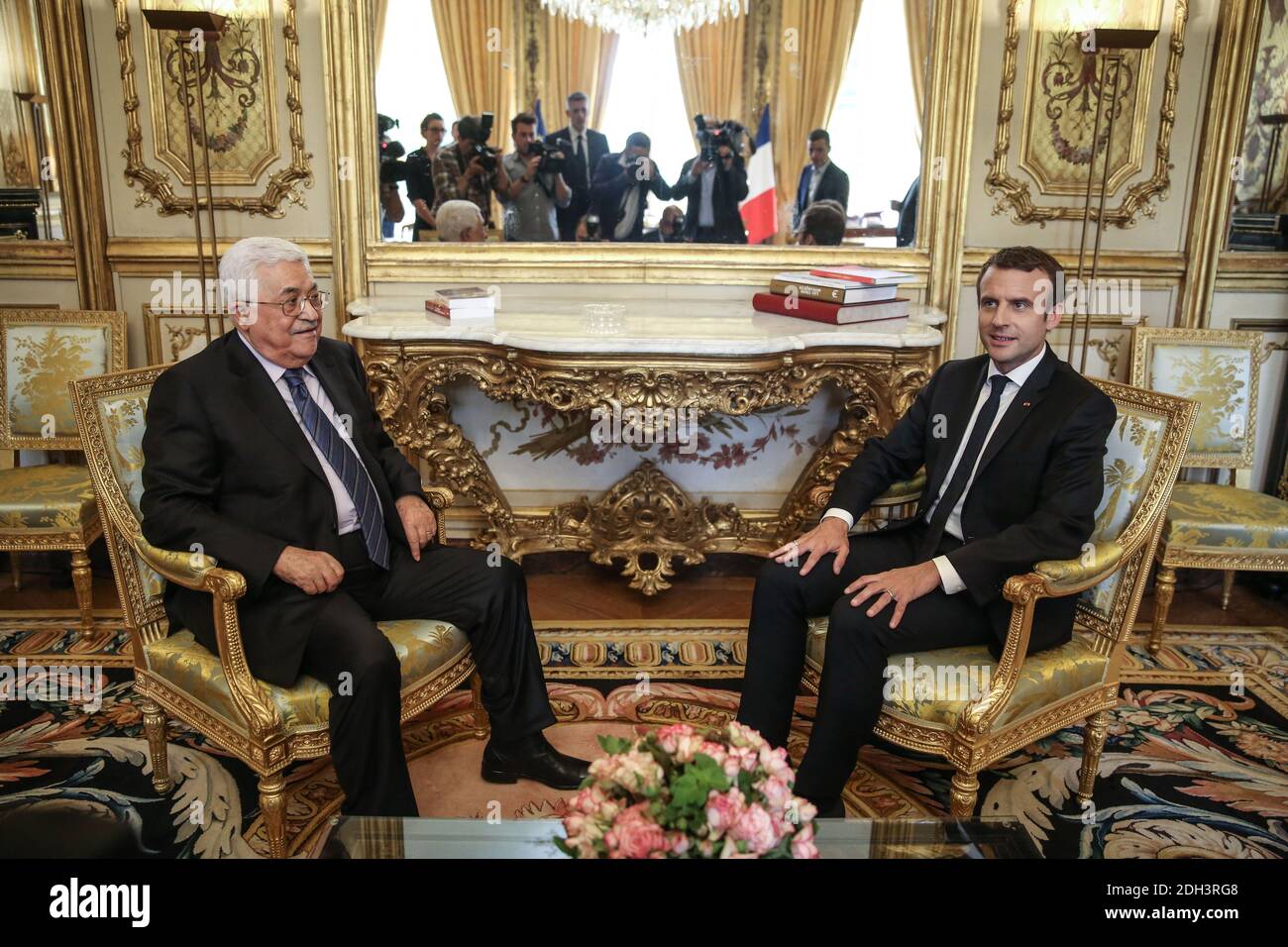 French President Emmanuel Macron welcomes Palestinian President Mahmoud ...