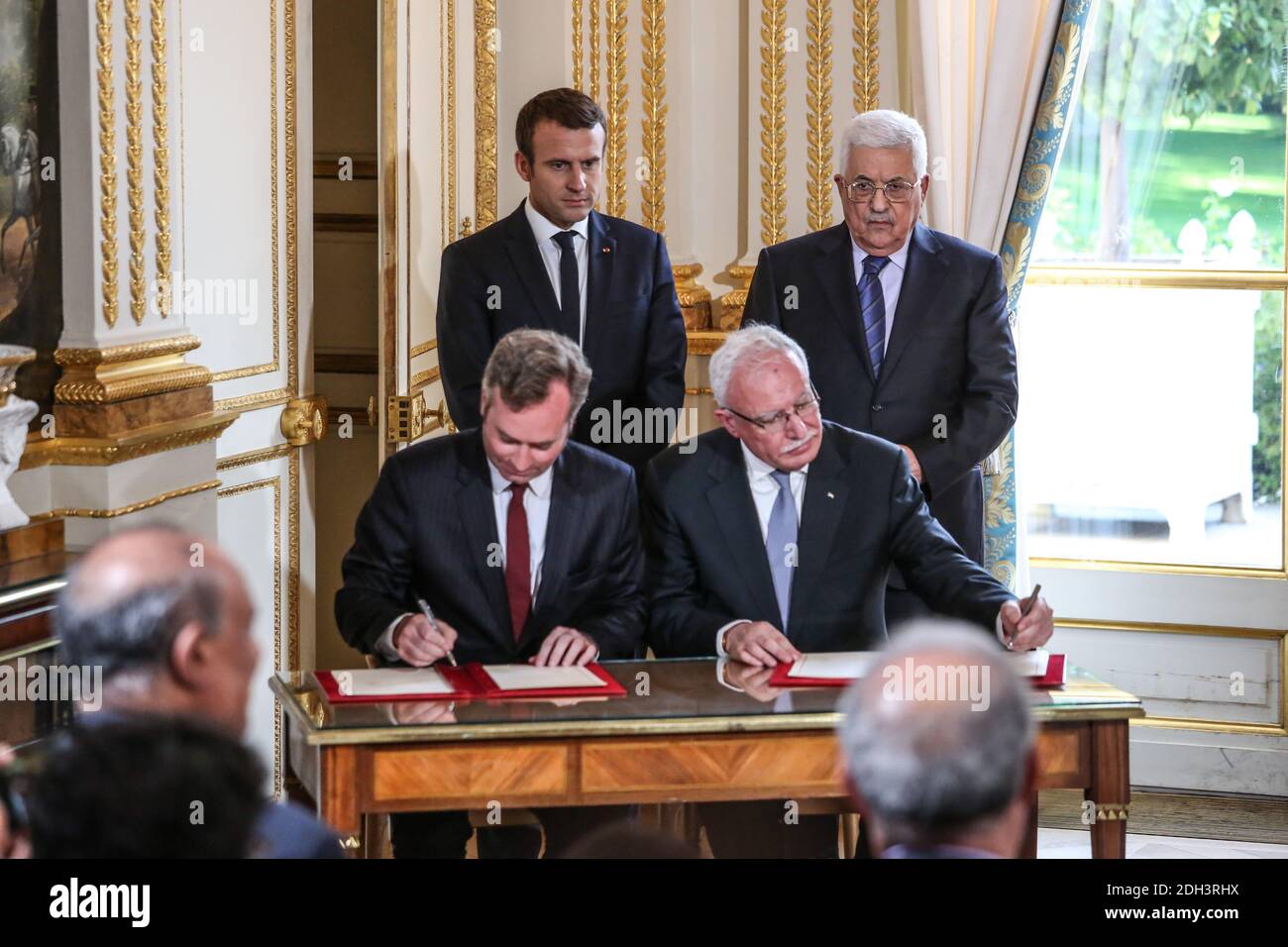 French President Emmanuel Macron welcomes Palestinian President Mahmoud ...