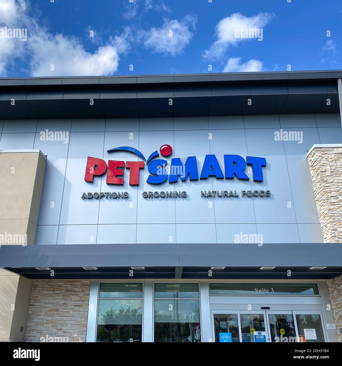 Petsmart logo hi-res stock photography and images - Alamy
