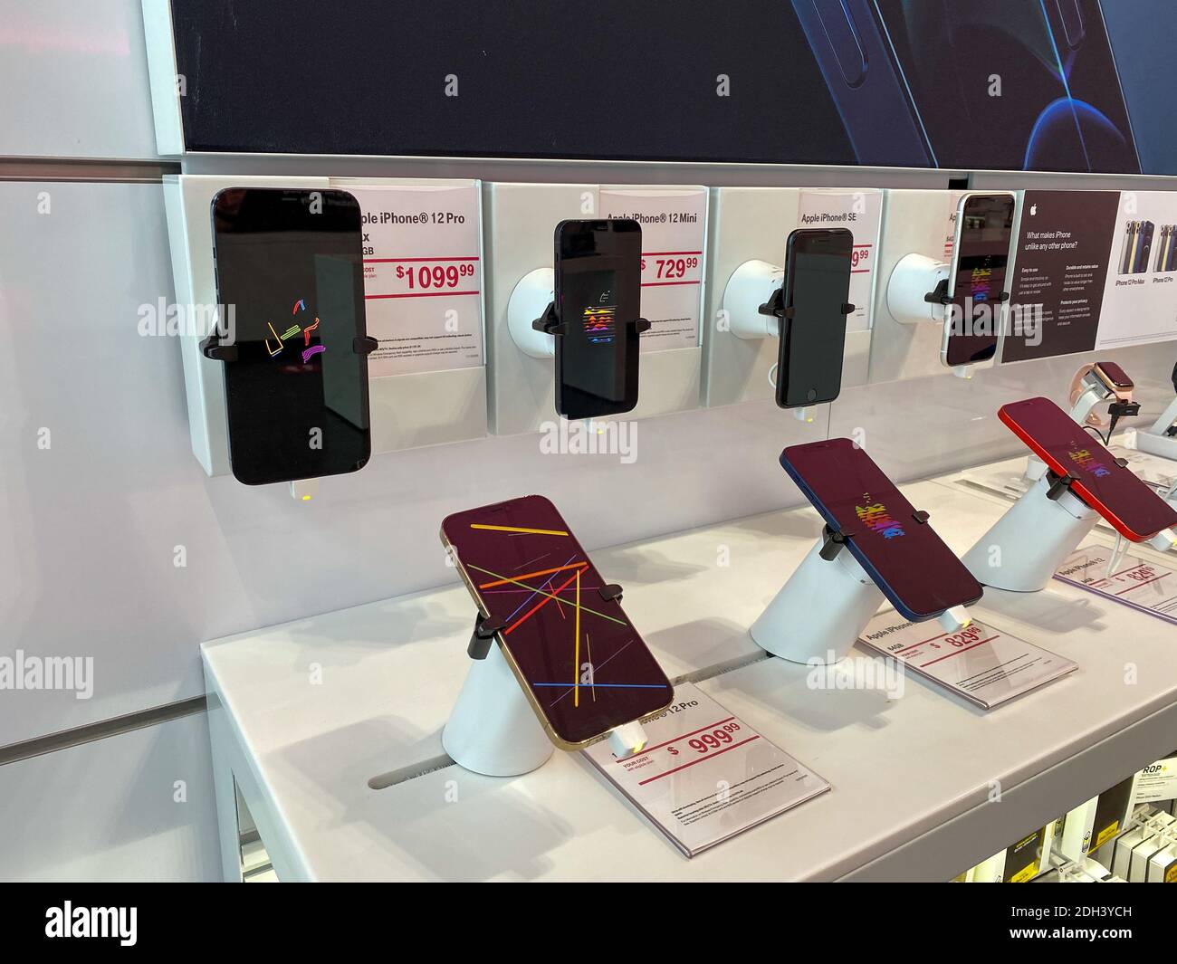 T mobile store interior hi-res stock photography and images - Alamy