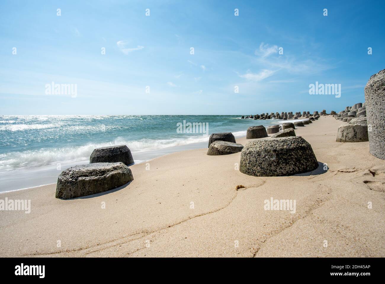 Beach with tetrapods hi-res stock photography and images - Alamy