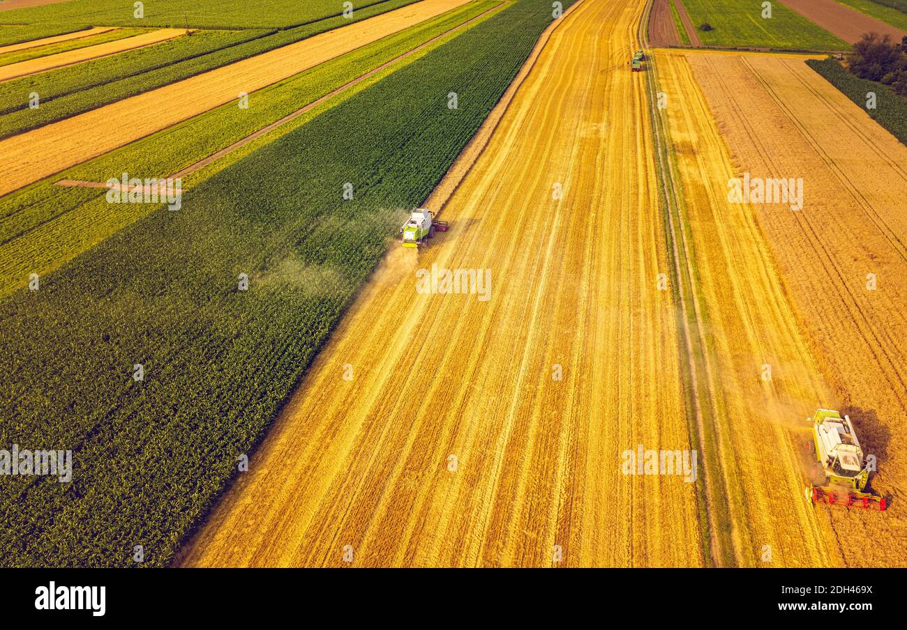 Modern harvesting machine wheat hi-res stock photography and images - Alamy